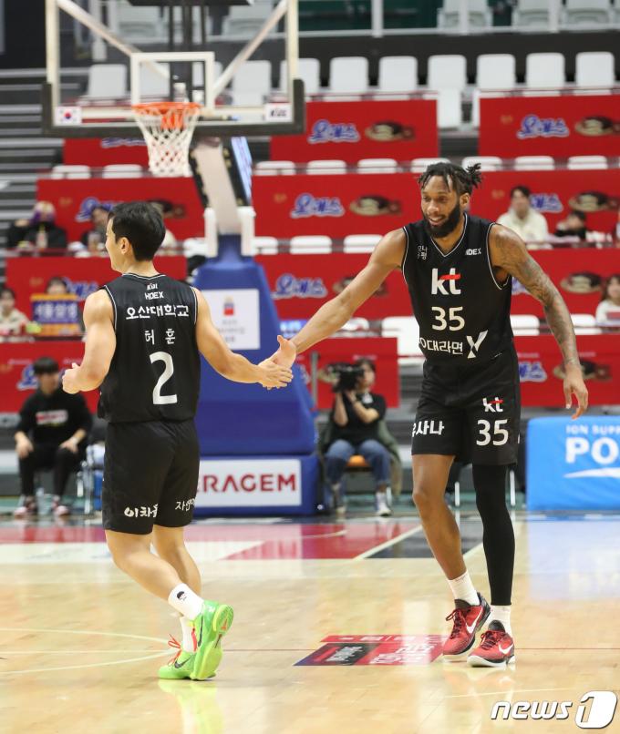 '배스 44점' KT, KCC 꺾고 공동 3위 도약…SK, 삼성 상대 9연승(종합) - 머니S