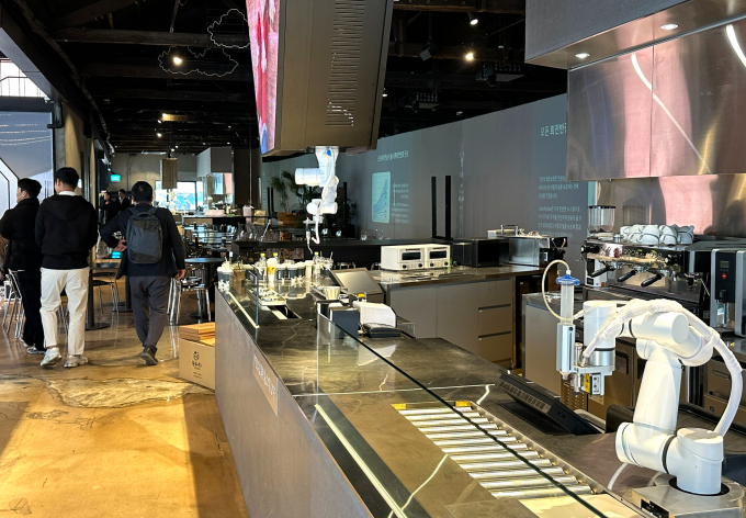 [르포] '20kg 쌀포대'도 거뜬…협동로봇계의 마동석 'UR30' - 머니S