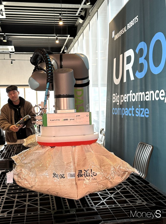 [르포] '20kg 쌀포대'도 거뜬…협동로봇계의 마동석 'UR30' - 머니S