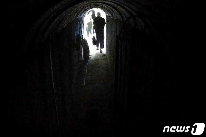 이스라엘, 지하터널 속 하마스 지도자 영상 공개…"신와르 도망 장면" - 머니S
