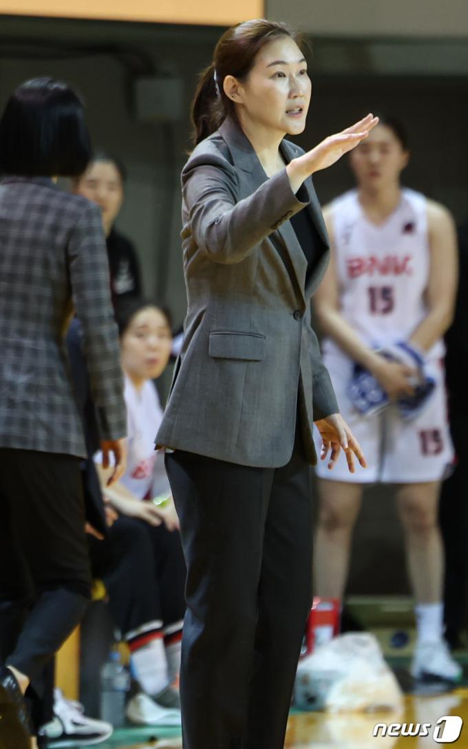 [사진] BNK 썸 박정은 감독 '승리를 위해' - 머니S