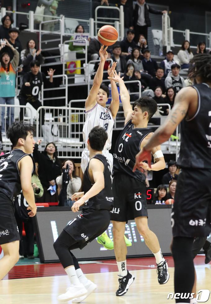 '허웅 버저비터' KCC, KT에 짜릿한 역전승…선두 DB는 매직넘버 3 - 머니S