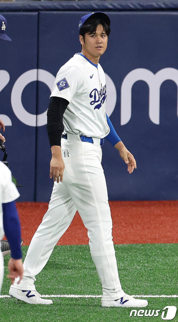 [사진] 몸 푸는 오타니 쇼헤이 - 머니S