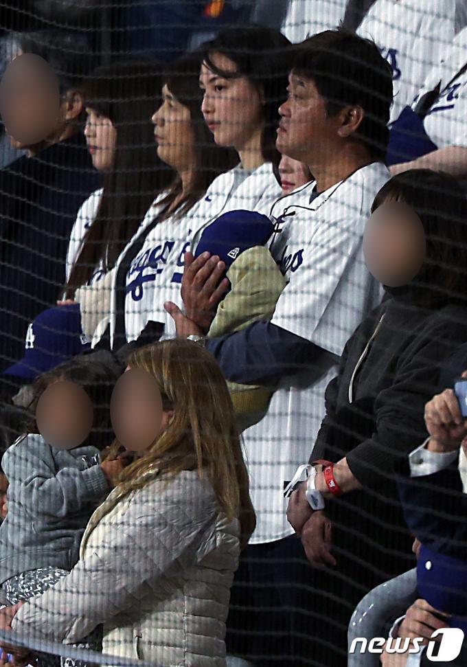 [사진] 개막전 지켜보는 오타니 가족 - 머니S