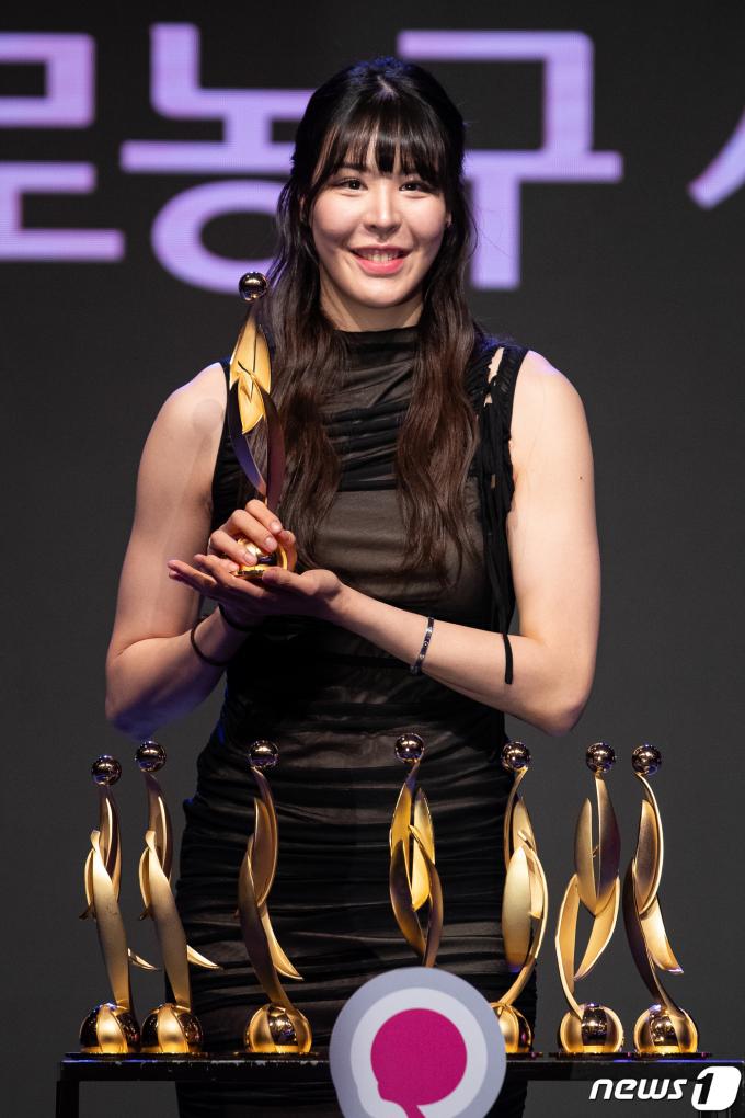 [사진] 역대 최초 8관왕 MVP, KB스타즈 박지수 - 머니S