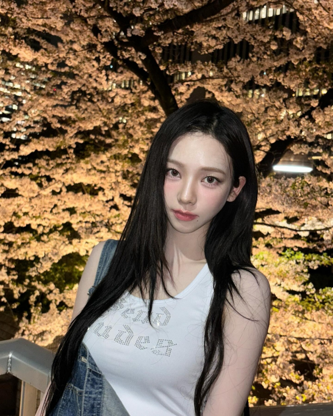 에스파 카리나, 화이트 톱+데님 오버롤…심쿵 여친룩 - 머니S