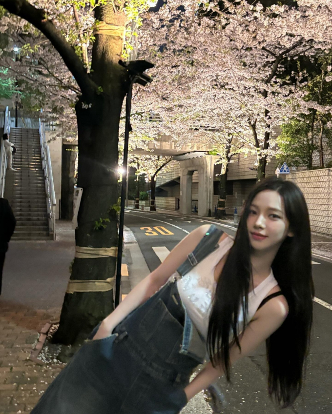 에스파 카리나, 화이트 톱+데님 오버롤…심쿵 여친룩 - 머니S