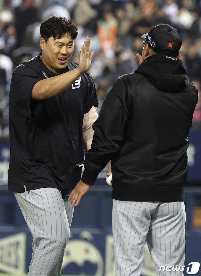 [사진] 류현진, 6이닝 8K 무실점 완벽투…4216일 만에 KBO리그 복귀 승리 - 머니S