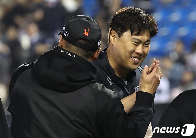 [사진] '4216일 만에 KBO리그 복귀 승' 류현진, 감출 수 없는 미소 - 머니S