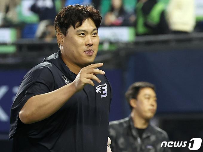 [사진] '4216일 만에 KBO리그 복귀 승' 류현진, 미소 활짝 - 머니S