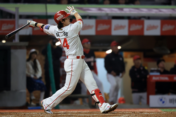 랜더스필드 외야석 매진… 최정, KBO리그 최다 '홈런공' 가치는? - 머니S