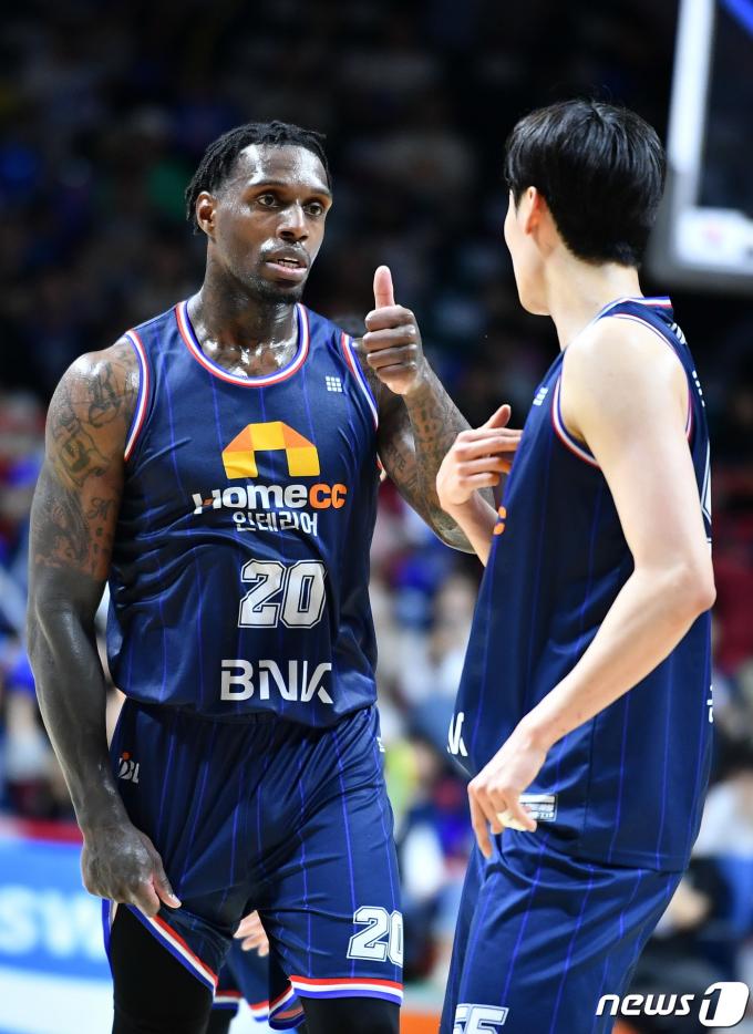 KCC, 4강 PO서 정규리그 1위 DB 제압…사상 첫 5위 팀 챔프전 진출 - 머니S