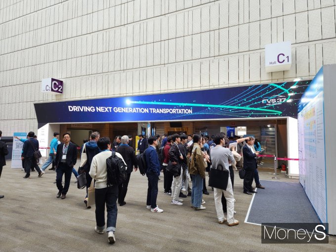 [르포] 전기차 올림픽 'EVS37'…PBV 끌고 충전기 밀고 - 머니S