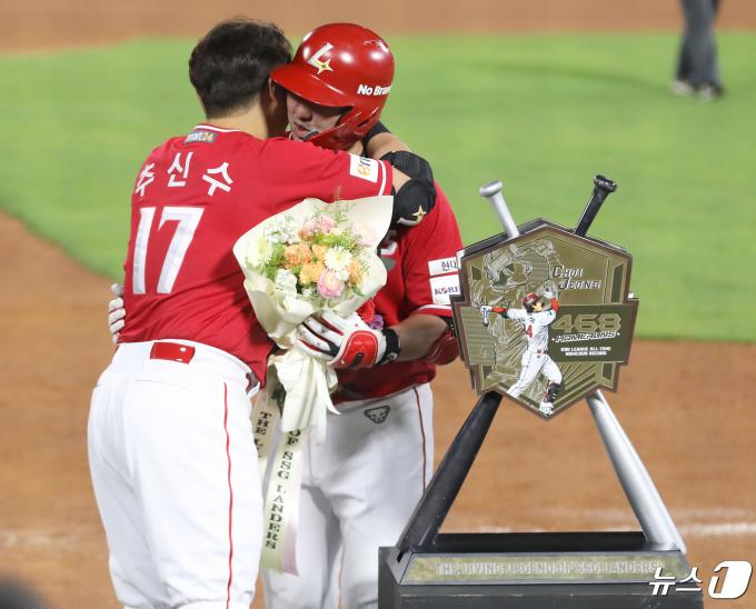 [뉴스1 PICK]SSG 최정, 이승엽 넘어 통산 468홈런 新 - 머니S