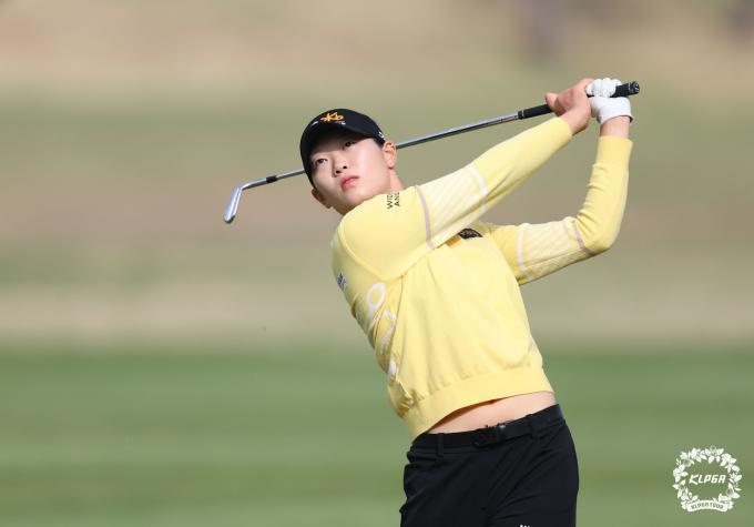 방신실, 시차 극복하고 KLPGA 챔피언십 2R 선두 도약…윤이나 공동 9위 - 머니S