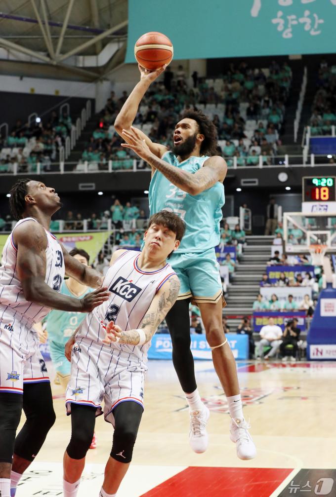 '배스 36점' KT, KCC 꺾고 반격의 1승…챔프전 1승1패 균형 - 머니S