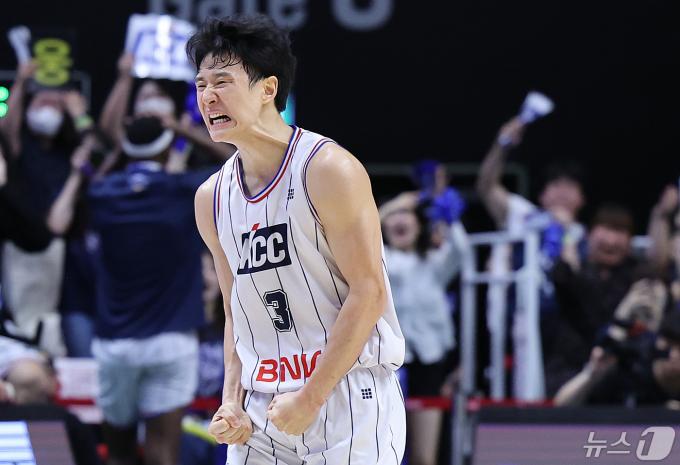 'V6' KCC, KT 꺾고 정규 5위팀 최초 챔프전 우승…허웅 MVP - 머니S