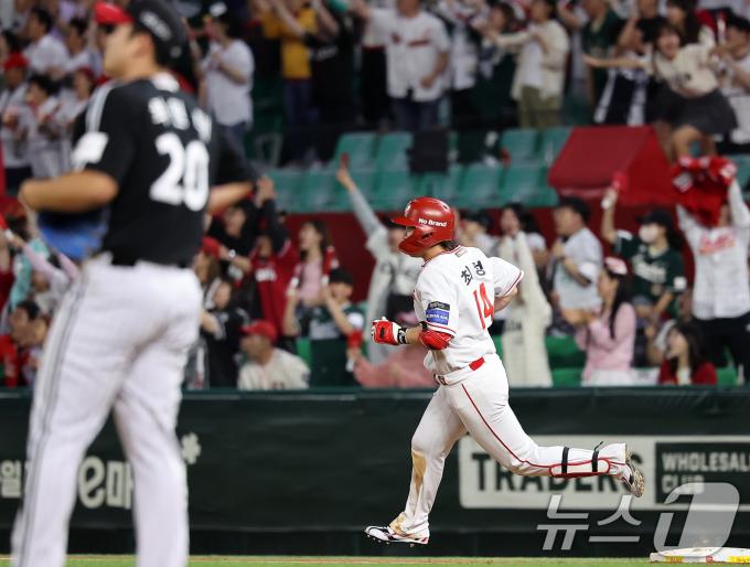 '앤더슨 첫 승+최정 홈런포' SSG, LG에 8-2 대승…8연패 탈출 - 머니S