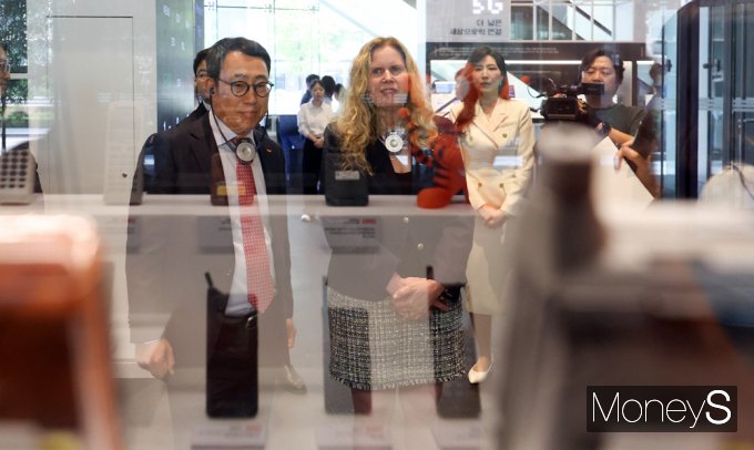 [머니S포토] SKT 등 'IEEE 마일스톤' 등재… 유영상·캐슬린 클레이머 CDMA 전시관람 - 머니S