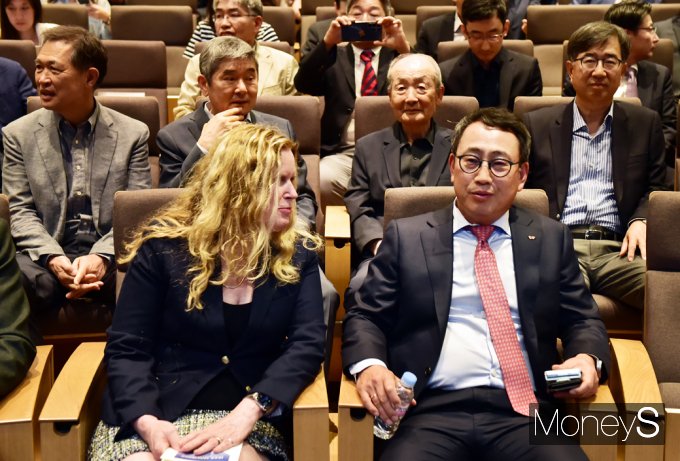 [머니S포토] SKT 등 'IEEE 마일스톤' 등재… 유영상·캐슬린 클레이머 CDMA 전시관람 - 머니S