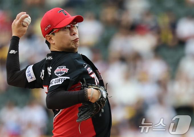 [사진] KIA 양현종, KBO 최초 400번째 선발 등판+11시즌 연속 100이닝 동시 달성 - 머니S