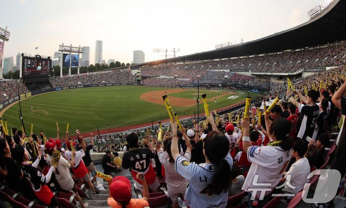 [사진] '840만7887명' KBO리그, 韓 프로스포츠 한 시즌 최다 관중 신기록 - 머니S