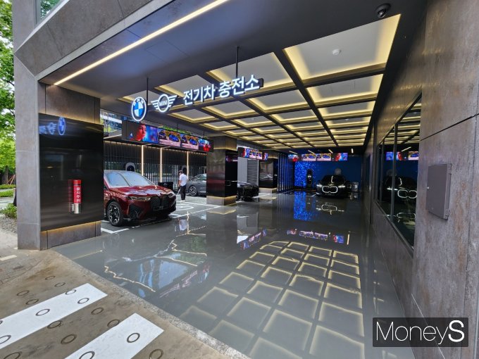 BMW, 'LG·GS' 손잡고 신개념 '차징 허브 라운지' 열어…'그룹 최초' - 머니S