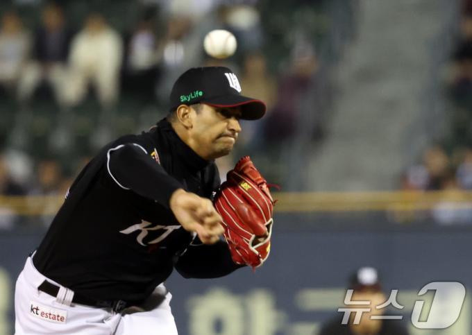 '1회 4득점+쿠에바스 역투' KT, 두산 4-0 제압…내일 2차전[WC1] - 머니S