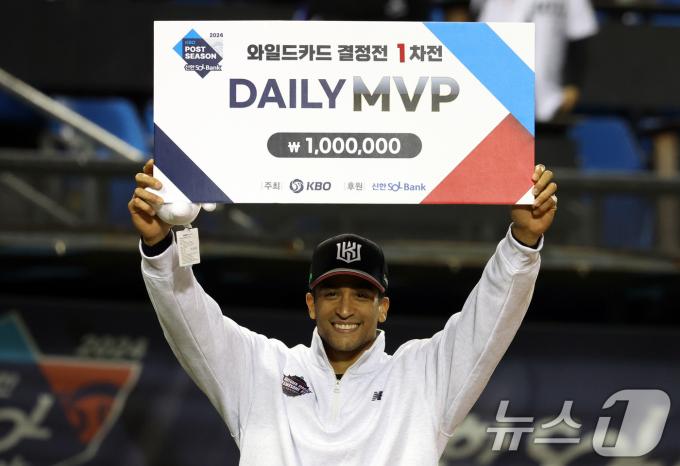 '빅게임 피처' KT 쿠에바스 "KS까지 최대한 많이 던지고 싶다"[WC1] - 머니S