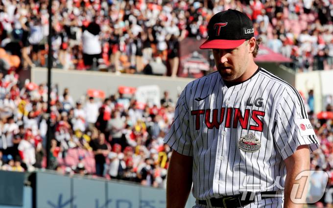 LG 1선발 엔스, 5⅓이닝 3실점…문상철에 투런포 허용 [준PO1] - 머니S