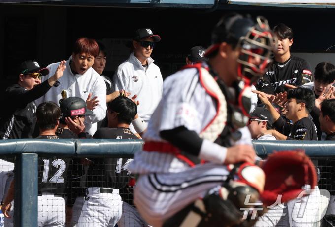 '강철매직' KT, LG 꺾고 PO 진출 확률 88% 선점 [준PO1] - 머니S