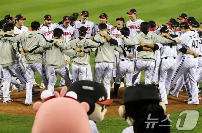 LG, KT 꺾고 PO 진출…13일부터 삼성과 KS행 다툼(종합)[준PO5] - 머니S