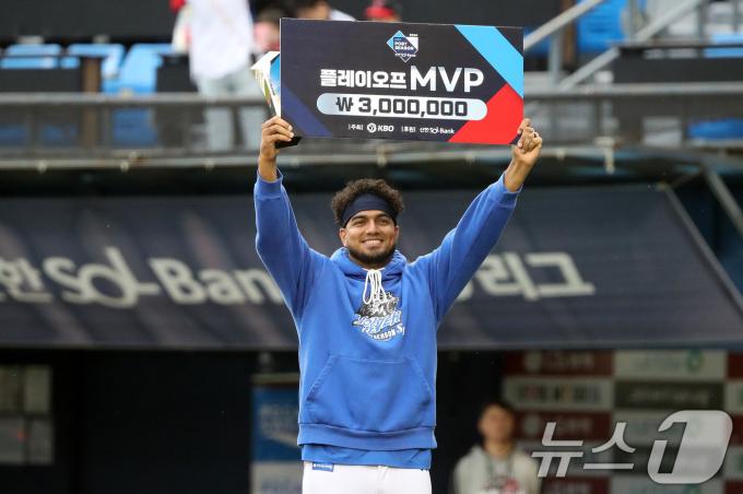 코너 공백 지웠다…삼성 레예스, 투혼의 110구로 PO MVP 등극[PO4] - 머니S