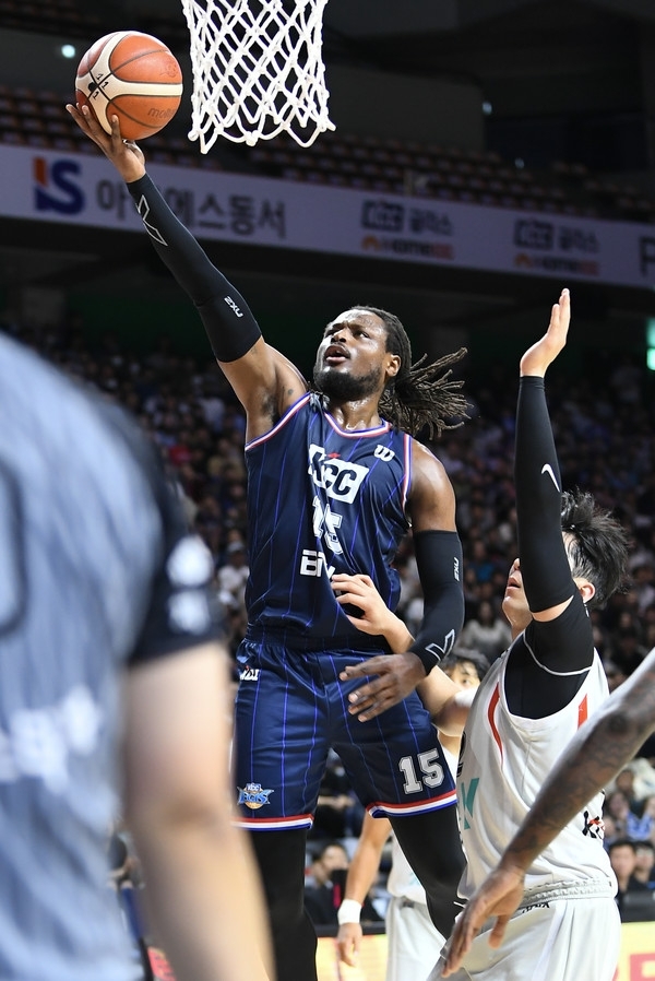 '디펜딩 챔프' KCC, 버튼 앞세워 KT에 역전승…DB·LG도 첫 승 신고 - 머니S