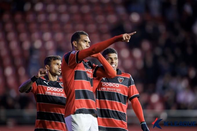 포항, 산둥 4-2 격파…ACLE 16강행 희망 쐈다 - 머니S