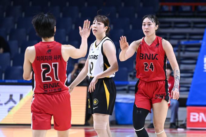 여자농구 BNK, KB 꺾고 개막 3연승+단독 1위 - 머니S