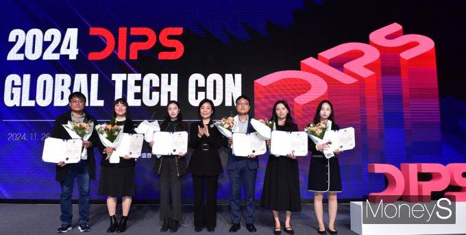 [머니S포토] 초격차 글로벌 테크 콘퍼런스, 유공자 포상하는 오영주 장관 - 머니S