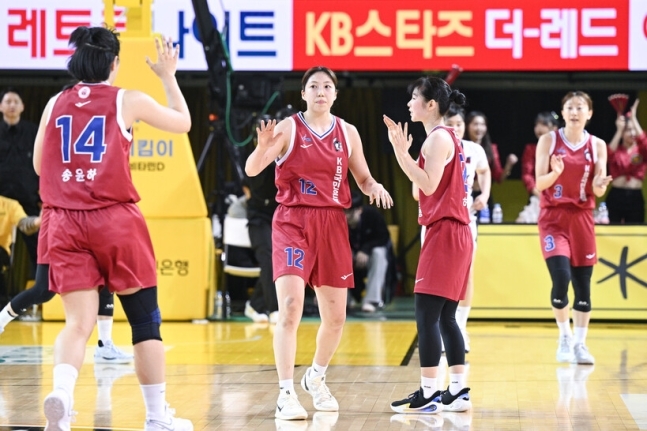 '강이슬 28점' 여자농구 KB, BNK 꺾고 공동 4위 도약 - 머니S