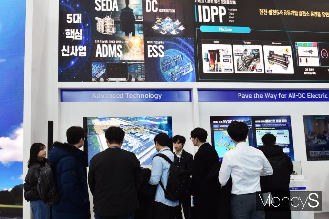 [머니S포토] KSGE 2025, 한전 차세대 지능형 발전 운영플랫폼 둘러보는 관람객 - 머니S