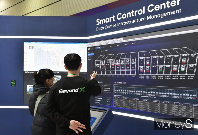 [머니S포토] KSGE 2025, LS일렉트릭 스마트콘트롤러센터 앞 관람객 - 머니S