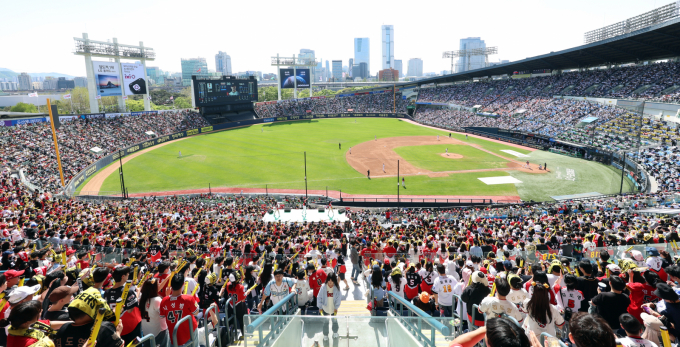 역대 최소 경기 200만 관중 돌파… KBO, 2년 연속 1000만 달성하나 - 머니S