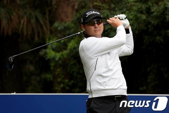 캐나다 교포 이태훈, KPGA 우리금융 3R 단독 선두…2위와 한 타 차 - 머니S